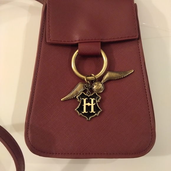 Bioworld | Bags | Harry Potter Golden Snitch Crossbody Passport Bag ...